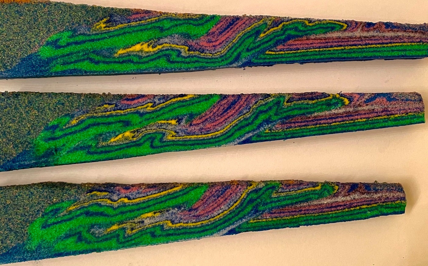 Sandbox models with high-displacement thrust faults compared to ...